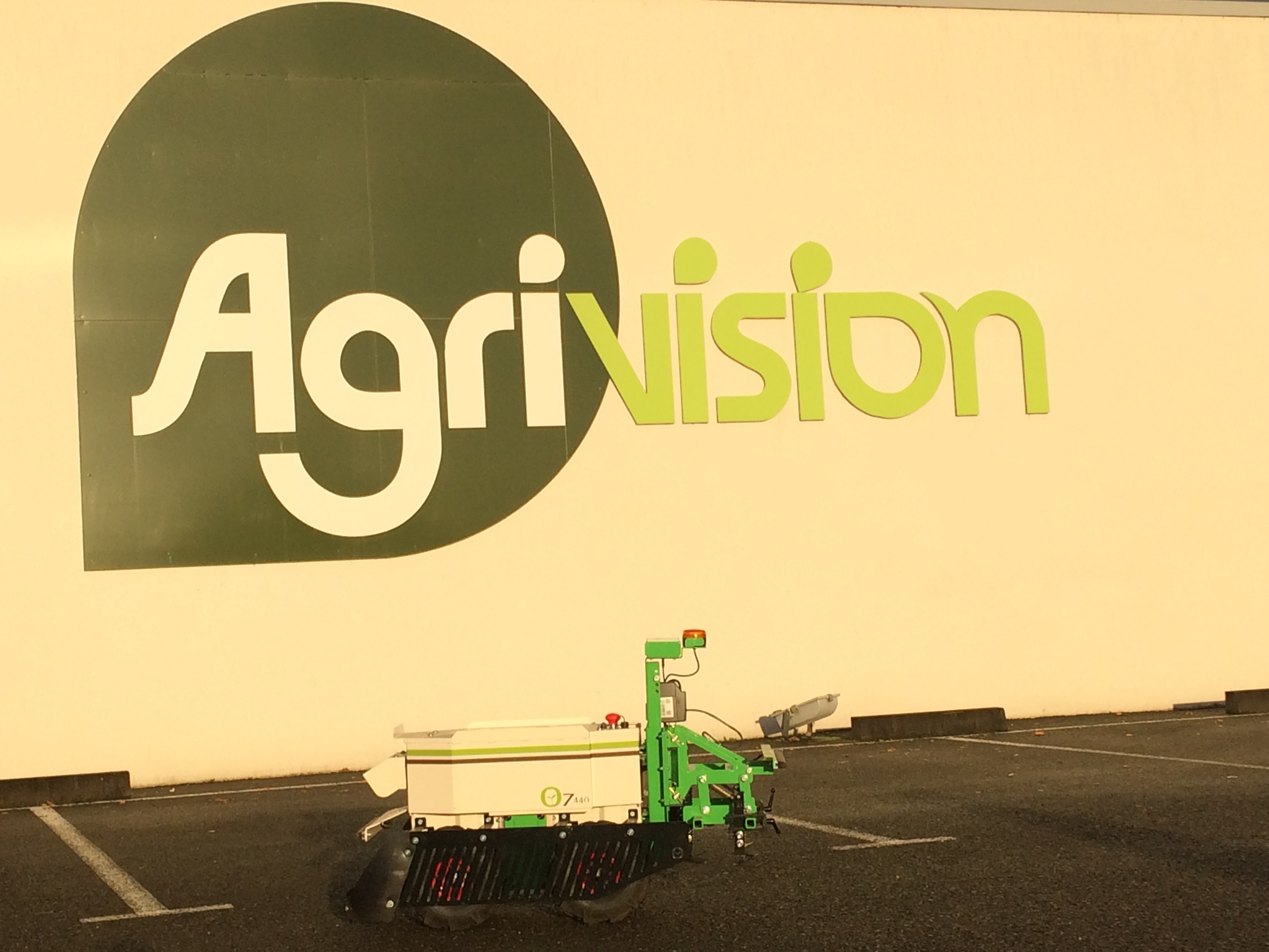 Agrivision, nouveau distributeur d'Oz dans le sud-ouest - Naïo Technologies